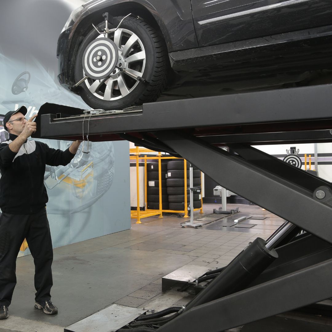 A Complete Guide to Choosing the Right Car Lift for Your Garage