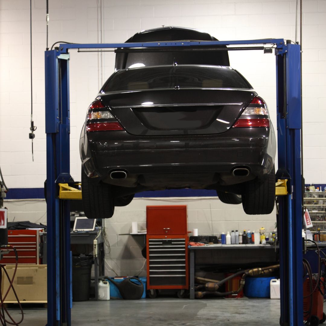 A Complete Guide to Choosing the Right Car Lift for Your Garage
